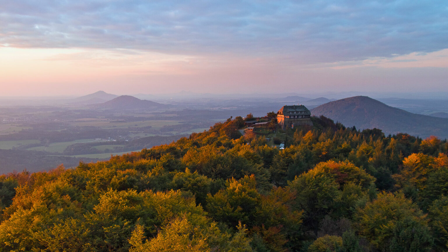 Wandern mit Aussicht auf dem Oberlausitzer Bergweg - Urlaubszeit Sachsen